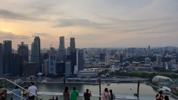 Marina Bay Sands SkyBar offers such a stunning sky view in Singapore ...