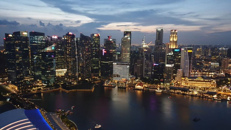 Marina Bay Sands SkyBar offers such a stunning sky view in Singapore ...