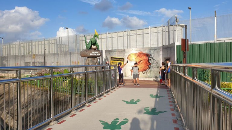 Changi Jurassic Mile is where you see life-sized dinosaurs in Singapore ...